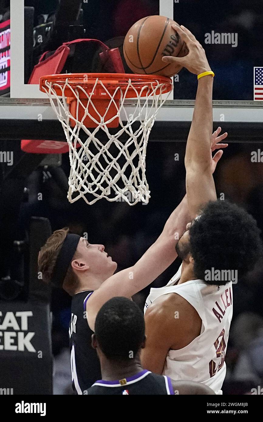 Cleveland Cavaliers center Jarrett Allen, right, dunks over Sacramento ...