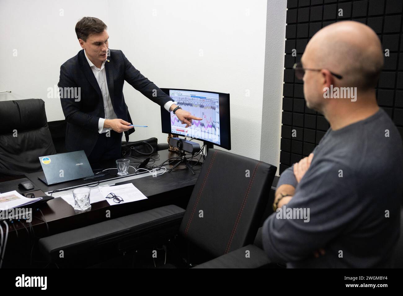 Polygraph test hi-res stock photography and images - Alamy