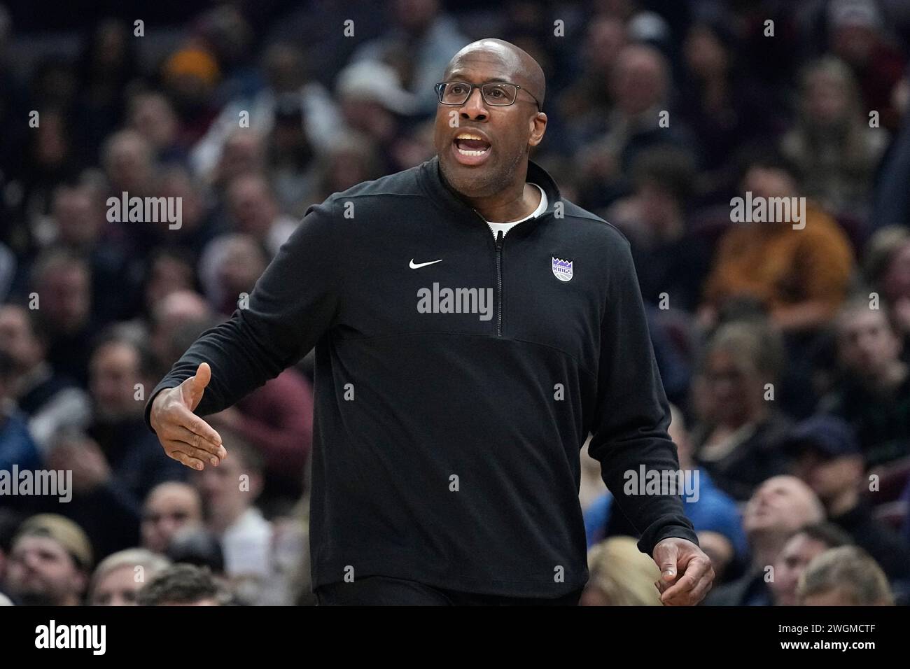 Sacramento Kings head coach Mike Brown gestures in the first half of an ...