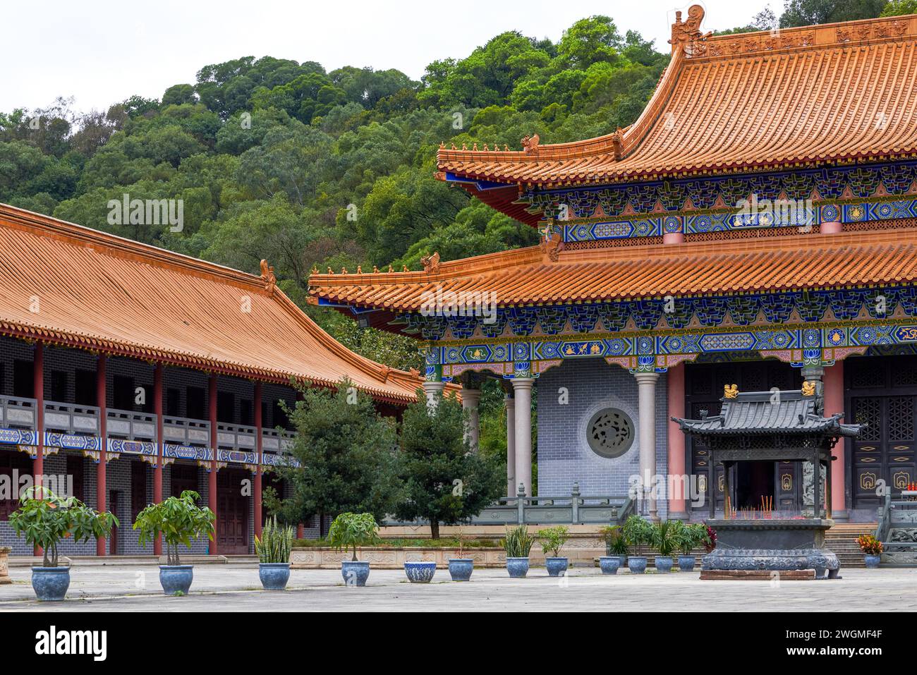 A magnificent and exquisite Chinese Buddhist temple hall Stock Photo ...