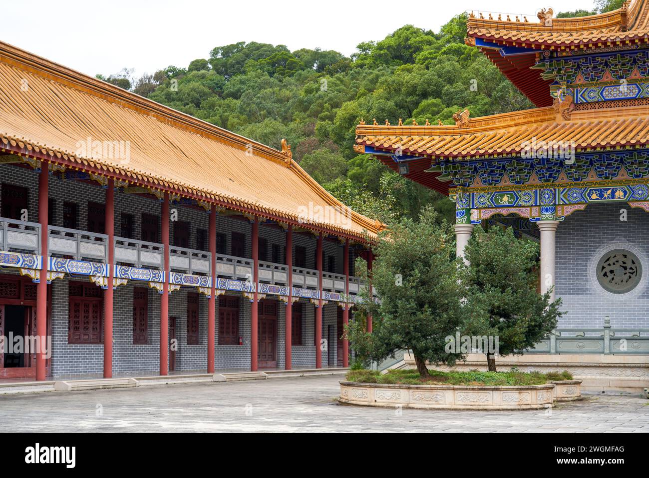 A magnificent and exquisite Chinese Buddhist temple hall Stock Photo ...