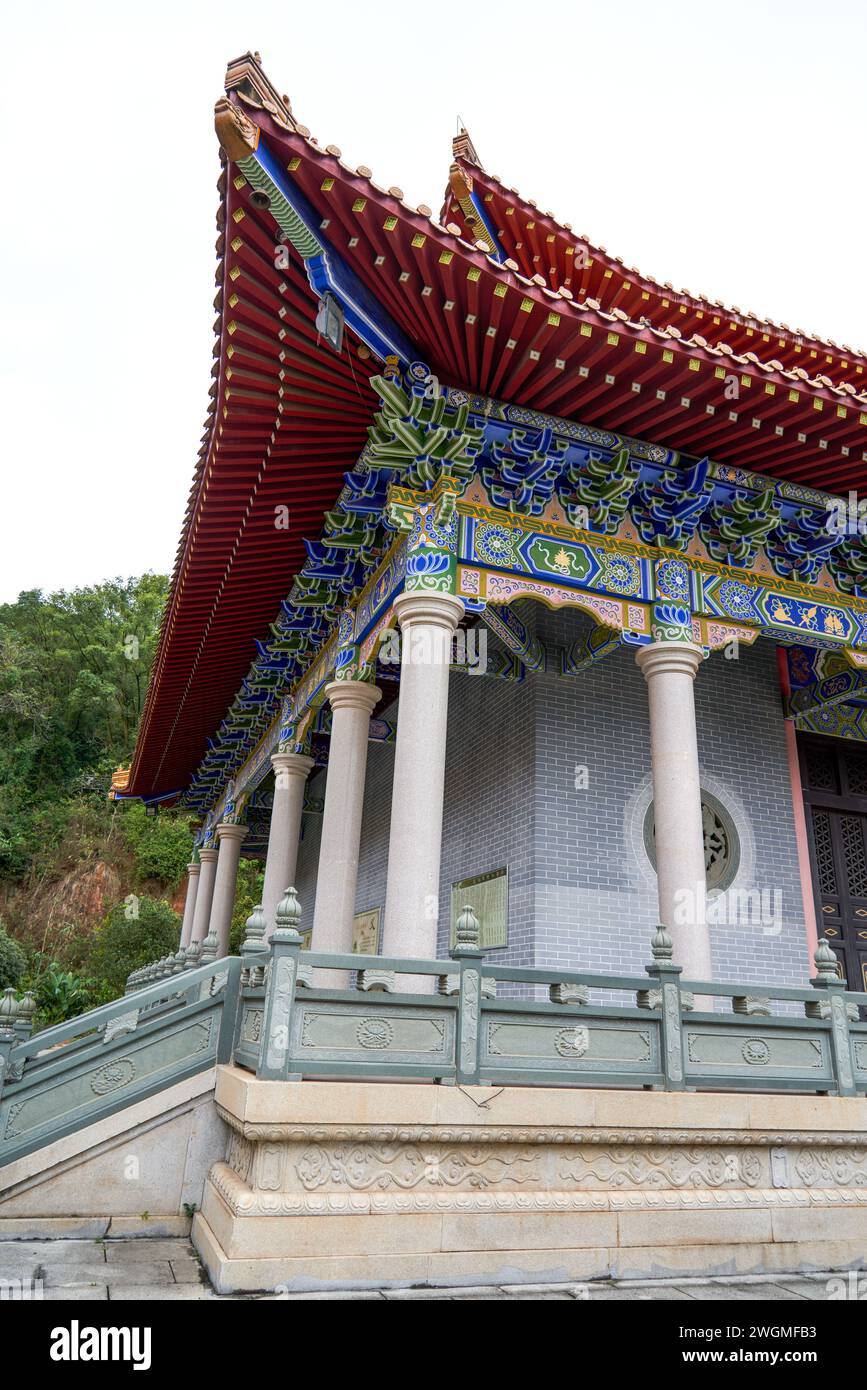A magnificent and exquisite Chinese Buddhist temple hall Stock Photo ...