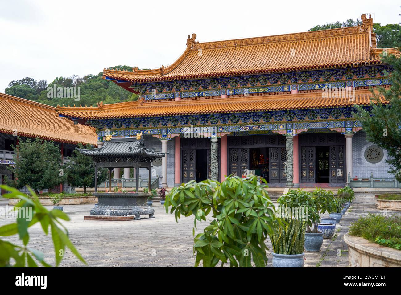 A magnificent and exquisite Chinese Buddhist temple hall Stock Photo ...