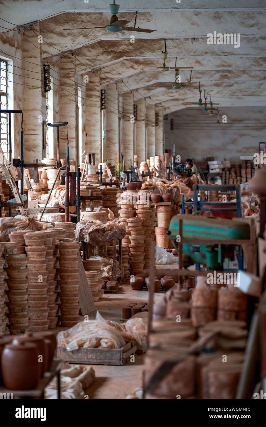 Chinese pottery manufacturing hi-res stock photography and images - Alamy