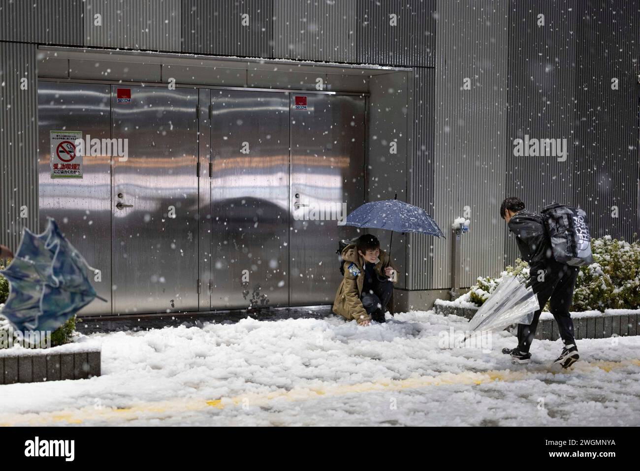 Yokohama, Japan. 05th Feb, 2024. Children have fun with snow during a ...