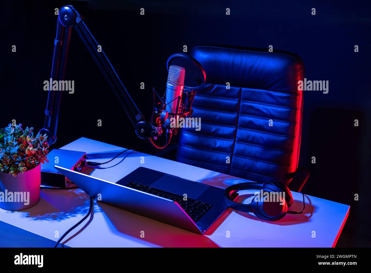 Radio interview interior hi-res stock photography and images - Alamy