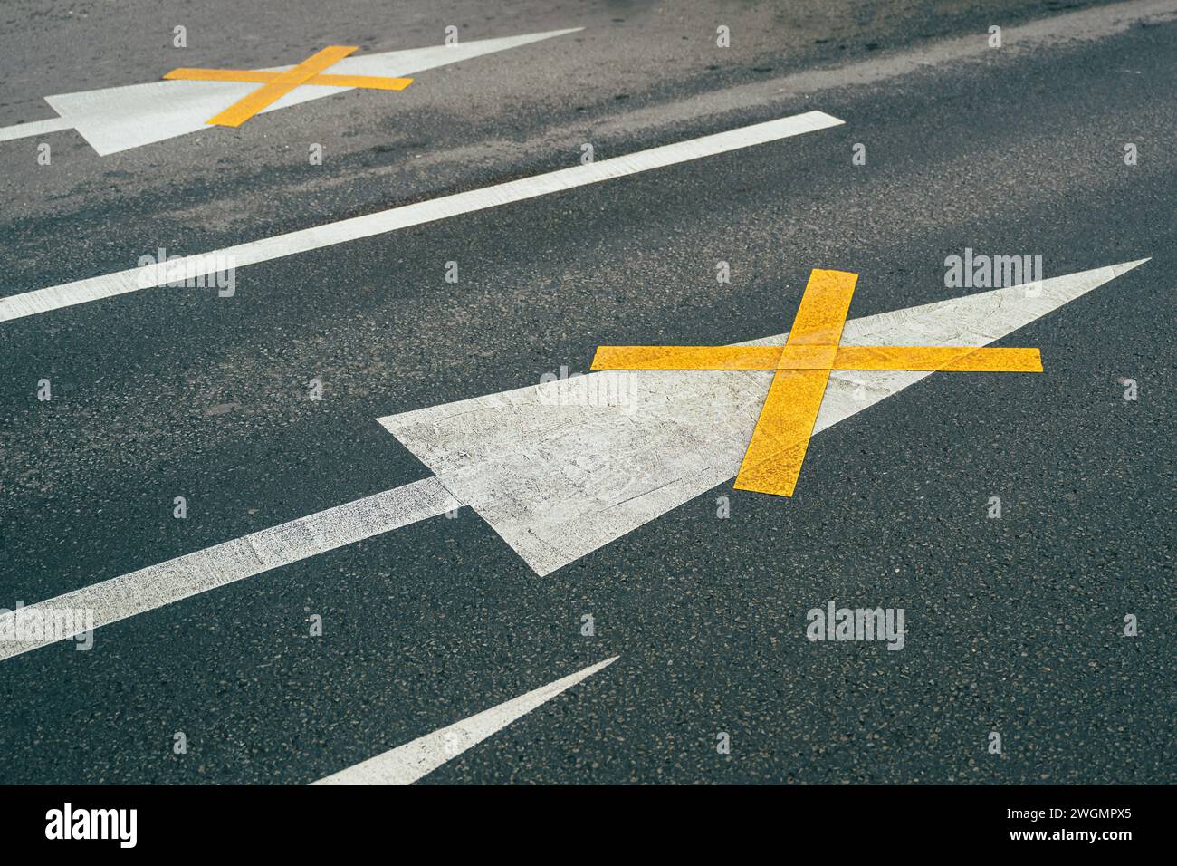 Arrow cross hi-res stock photography and images - Alamy