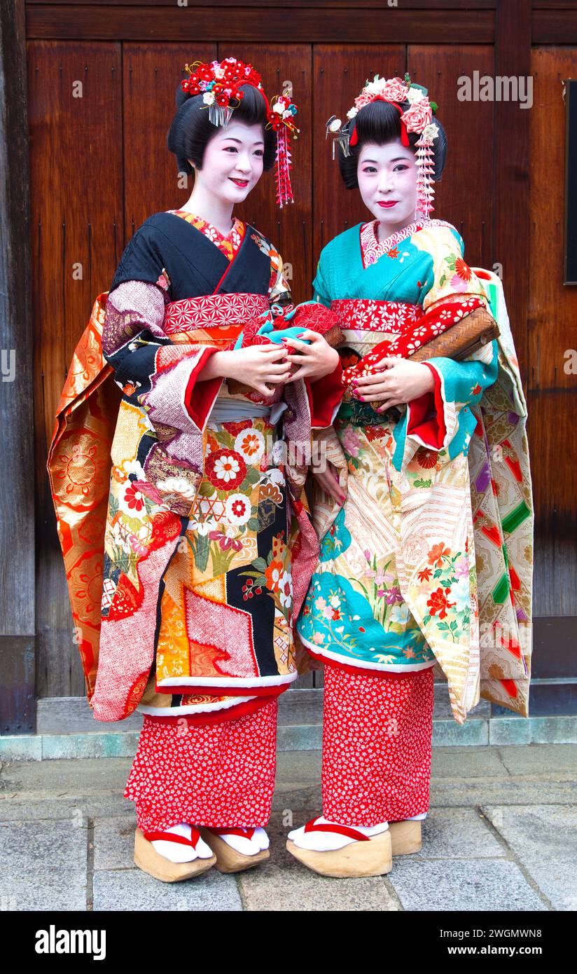 Two Asian women dressed up in geisha and kimono outfits in Gion, Kyoto ...