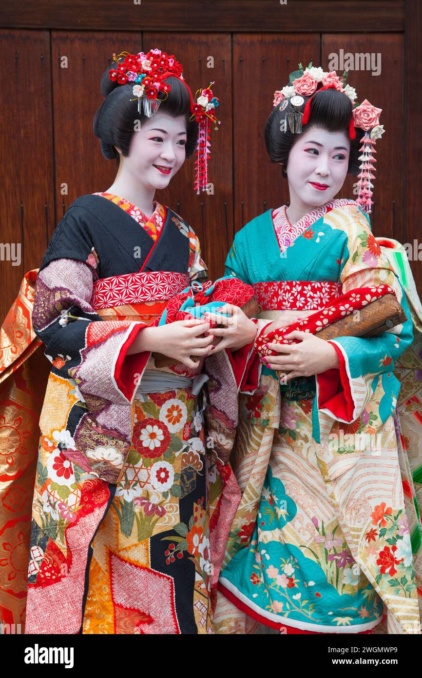 Two Asian women dressed up in geisha and kimono outfits in Gion, Kyoto ...