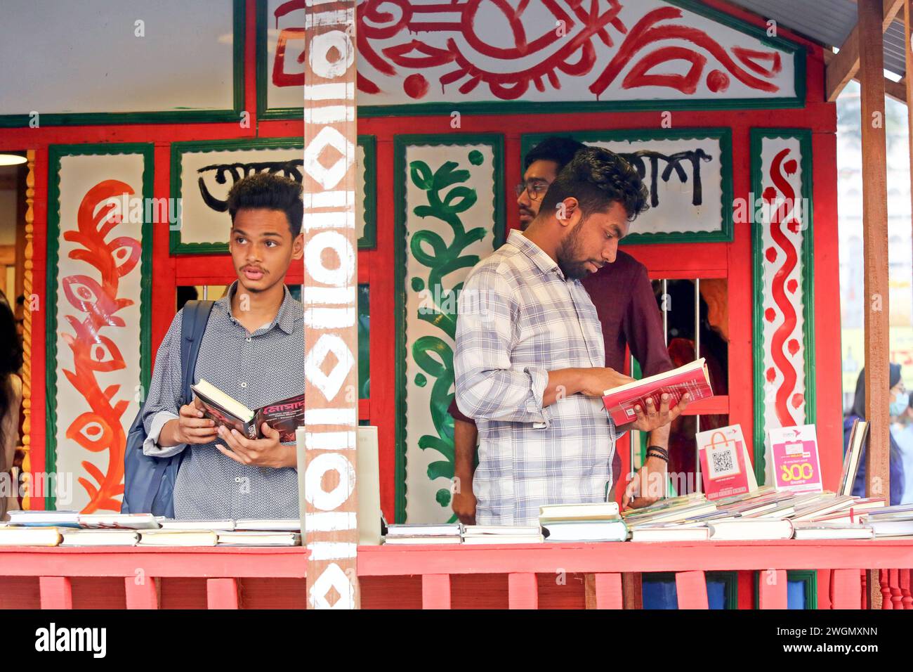 Buchmesse in Dhaka Visitors read books at the national book fair named ...