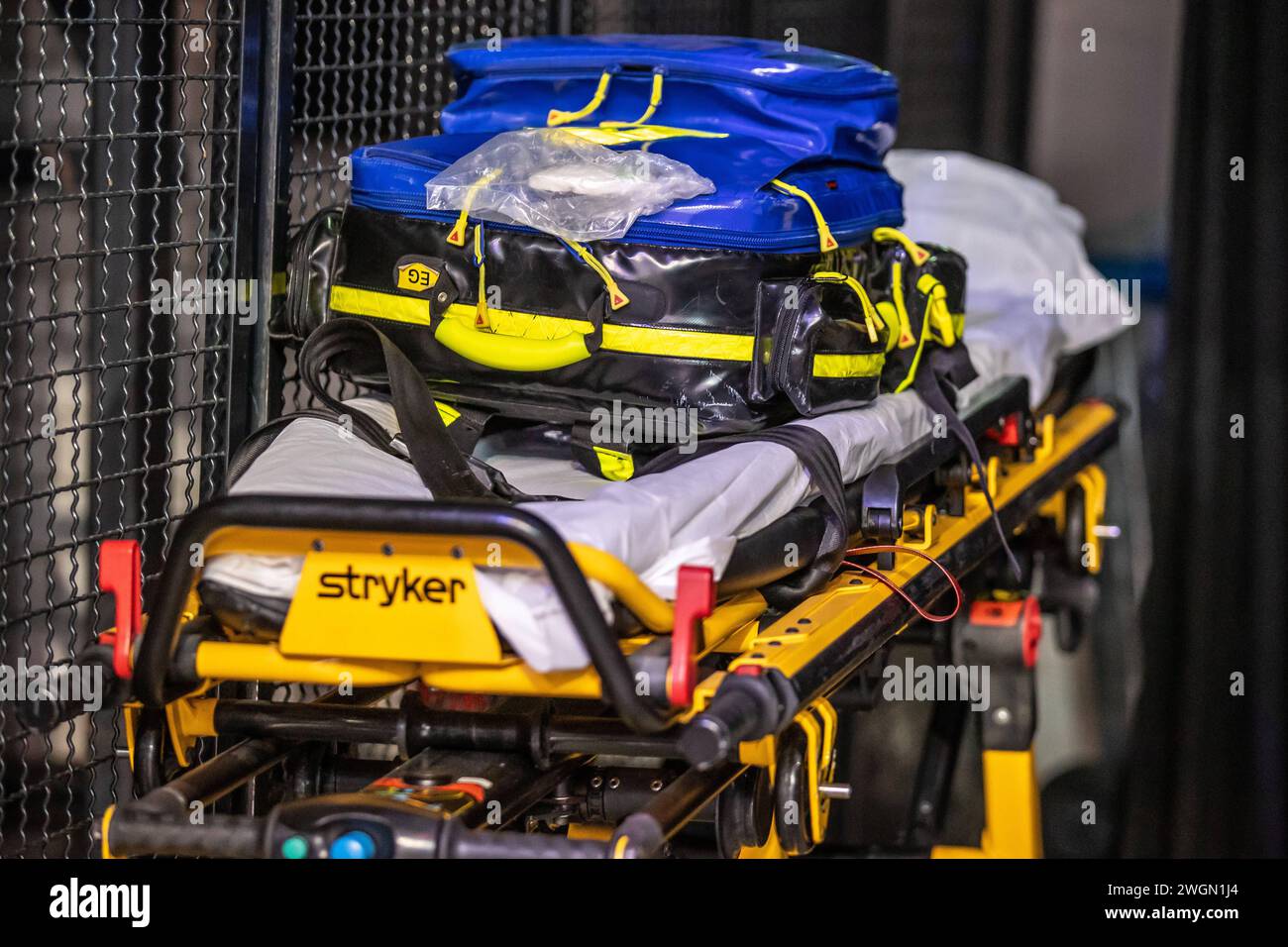 Notarzt Trage 01.02.2024, Berlin. Trage eines Rettungswagens mit ...