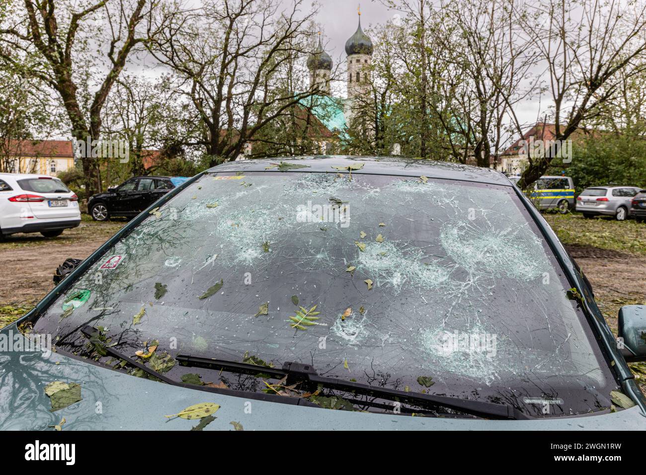 Car damaged hail hi-res stock photography and images - Alamy