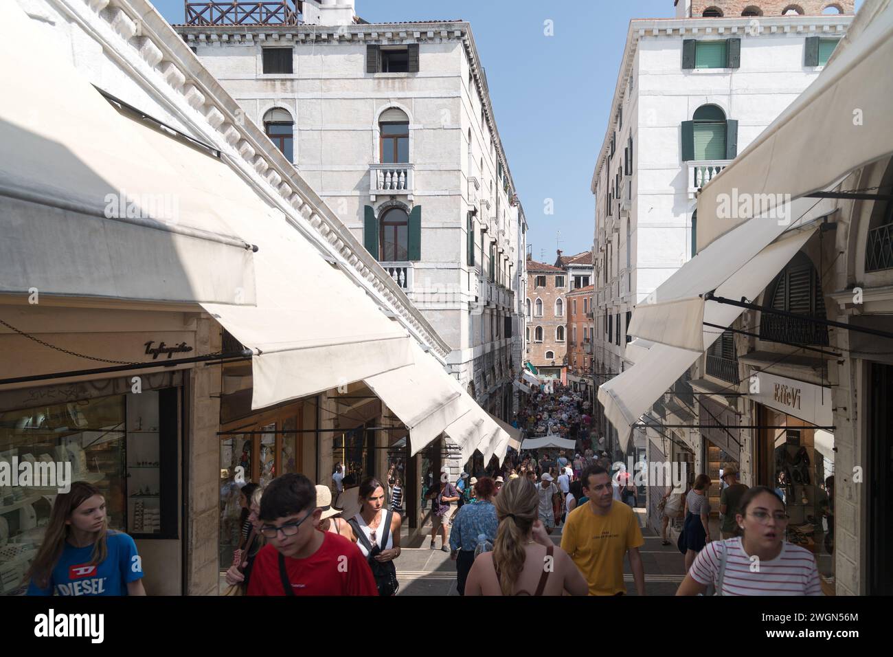 Venice rialto bridge souvenirs hi-res stock photography and images - Alamy