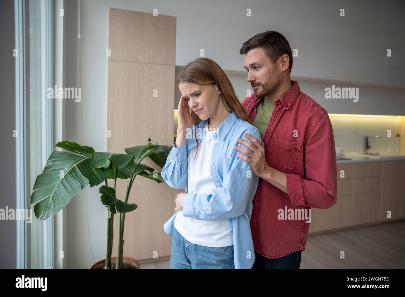 Angry wife turning back to apologizing husband, demonstrating ...