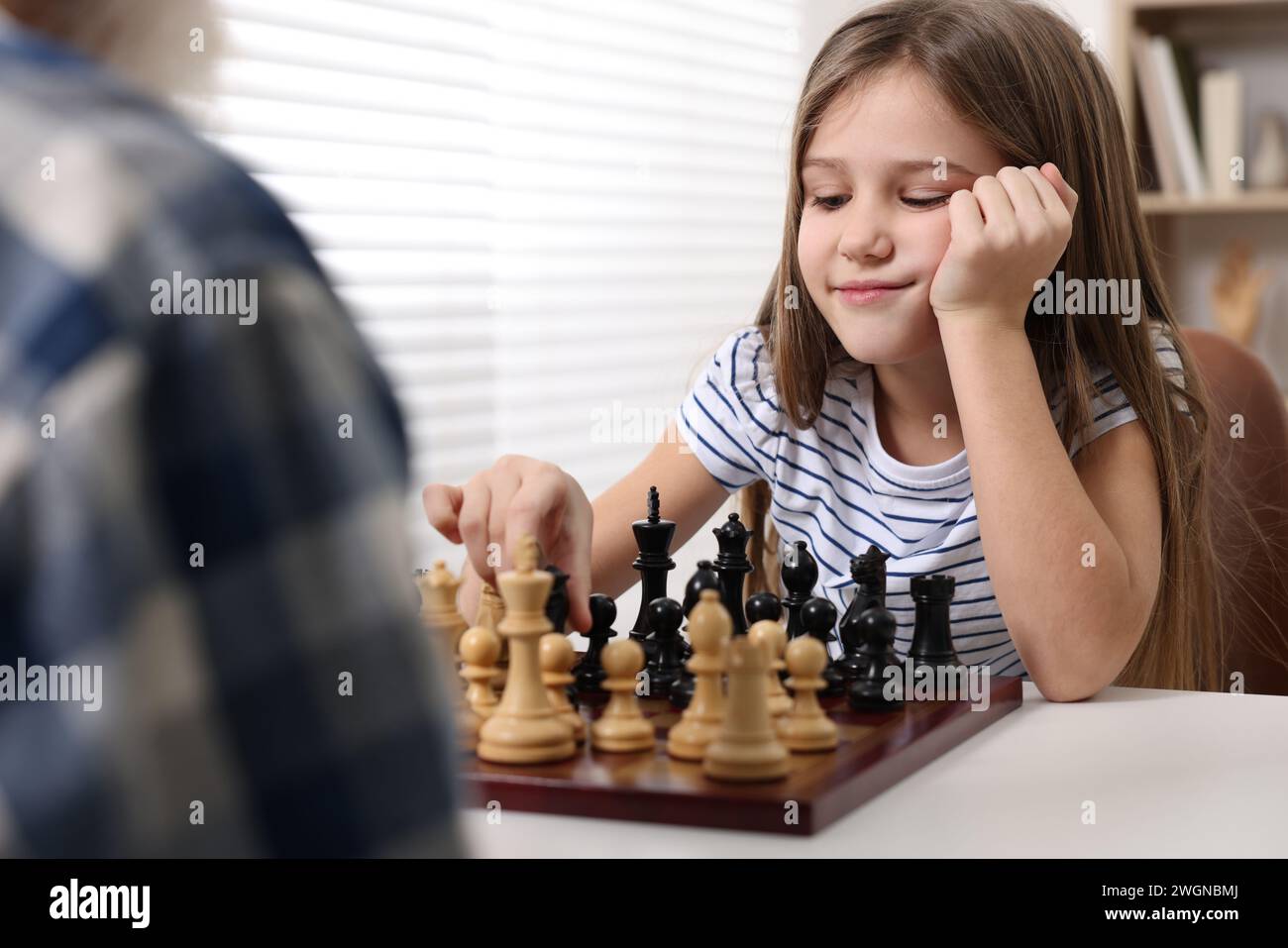 Girl playing chess competition hi-res stock photography and images - Alamy