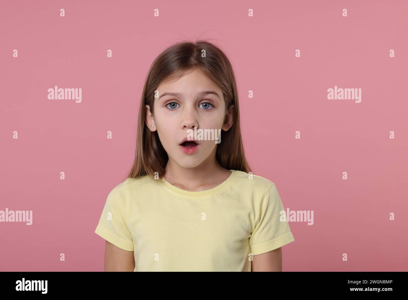 Tween girl face surprised hi-res stock photography and images - Alamy