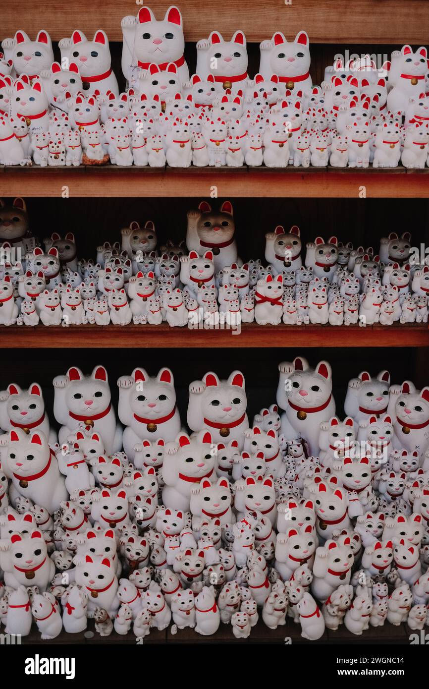 Maneki Neko statue, Gotokuji shrine, Tokyo, Japan Stock Photo - Alamy