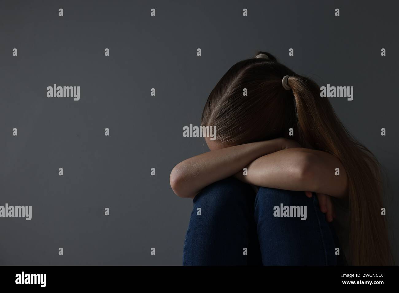 Girl crying sitting near hi-res stock photography and images - Alamy