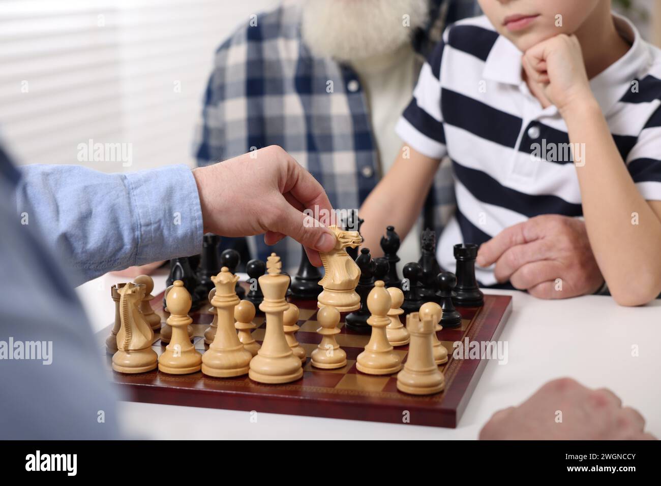 Family playing chess together hi-res stock photography and images - Alamy