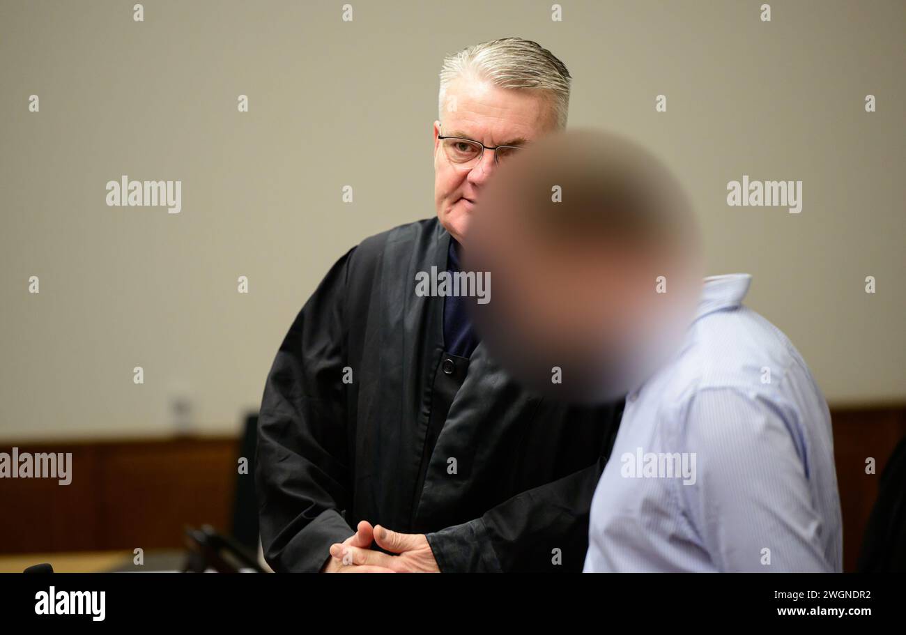 06 February 2024, Lower Saxony, Lüneburg: Dirk Meinicke (l), lawyer and ...