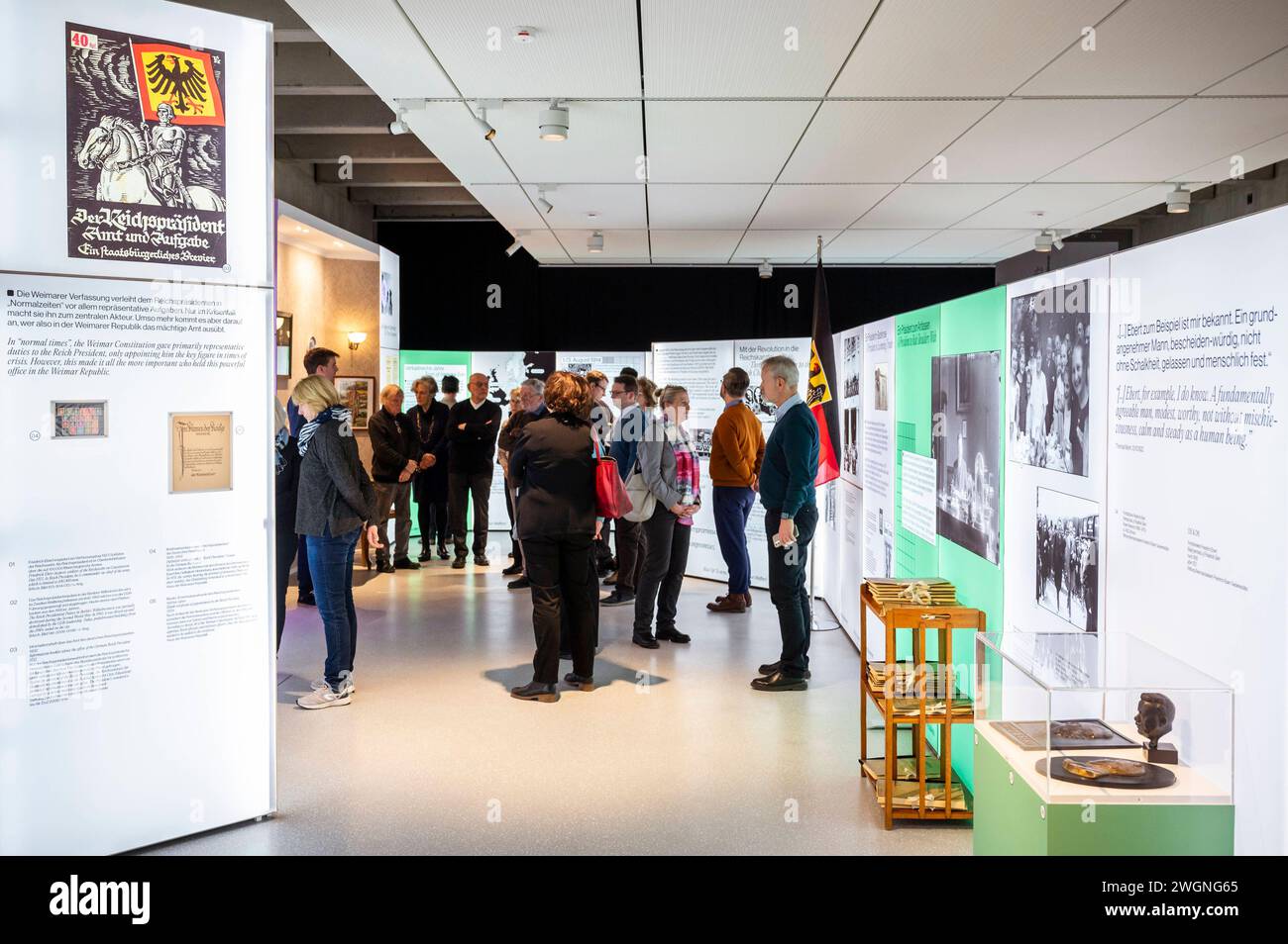 05.02.2024 Weimar: Besucher gehen durch die neue Sonderausstellung Zwei ...