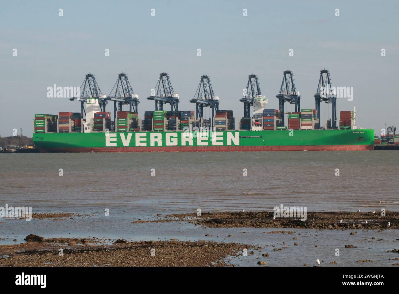 400m, 215000 tonnes, Evergreen Shipping's Ever Act at Felixstowe Port ...