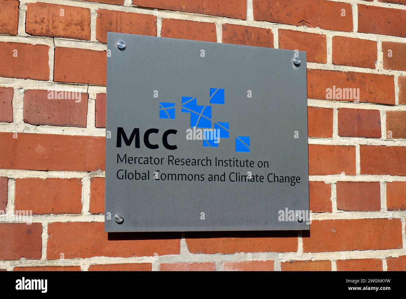 Schild mit Logo von MCC Schild mit Logo von MCC, 26.09.2023, Schöneberg ...