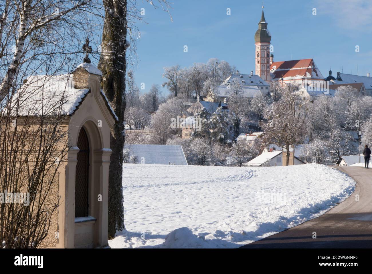 Station of the cross, path and Andechs monastery in the background ...