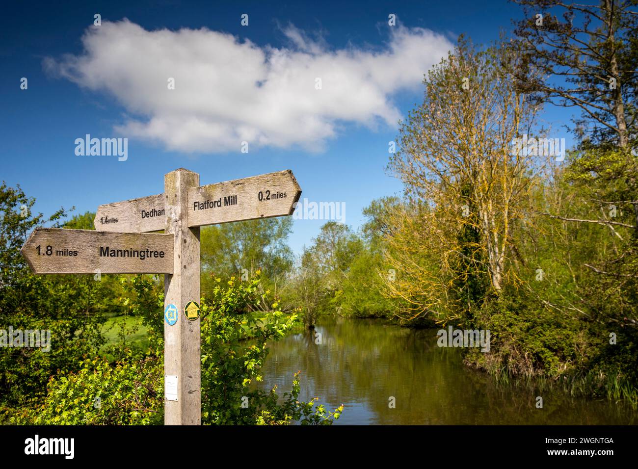 UK, England, Suffolk, Flatford, signpost at bridge over River Stour ...