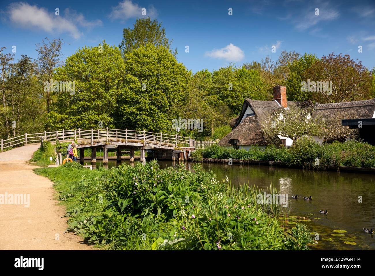 UK, England, Suffolk, Flatford, bridge over River Stour at Bridge ...