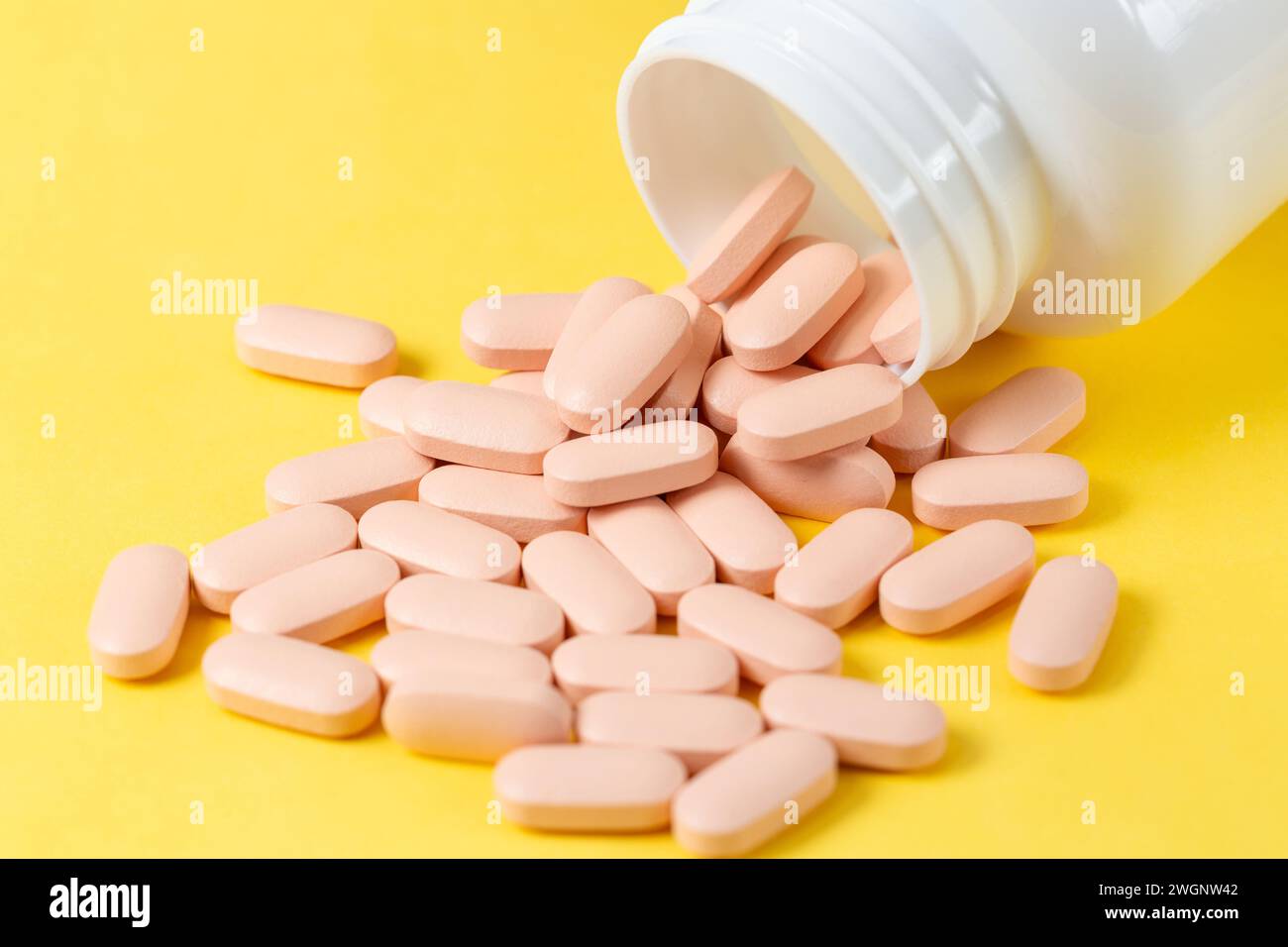 Pills spilling container hi-res stock photography and images - Alamy