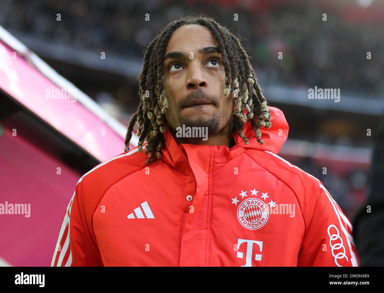 Neuzugang Sacha Boey of FC Bayern Muenchen zunŠchst auf der bank FC Bayern MŸnchen vs Borussia ...