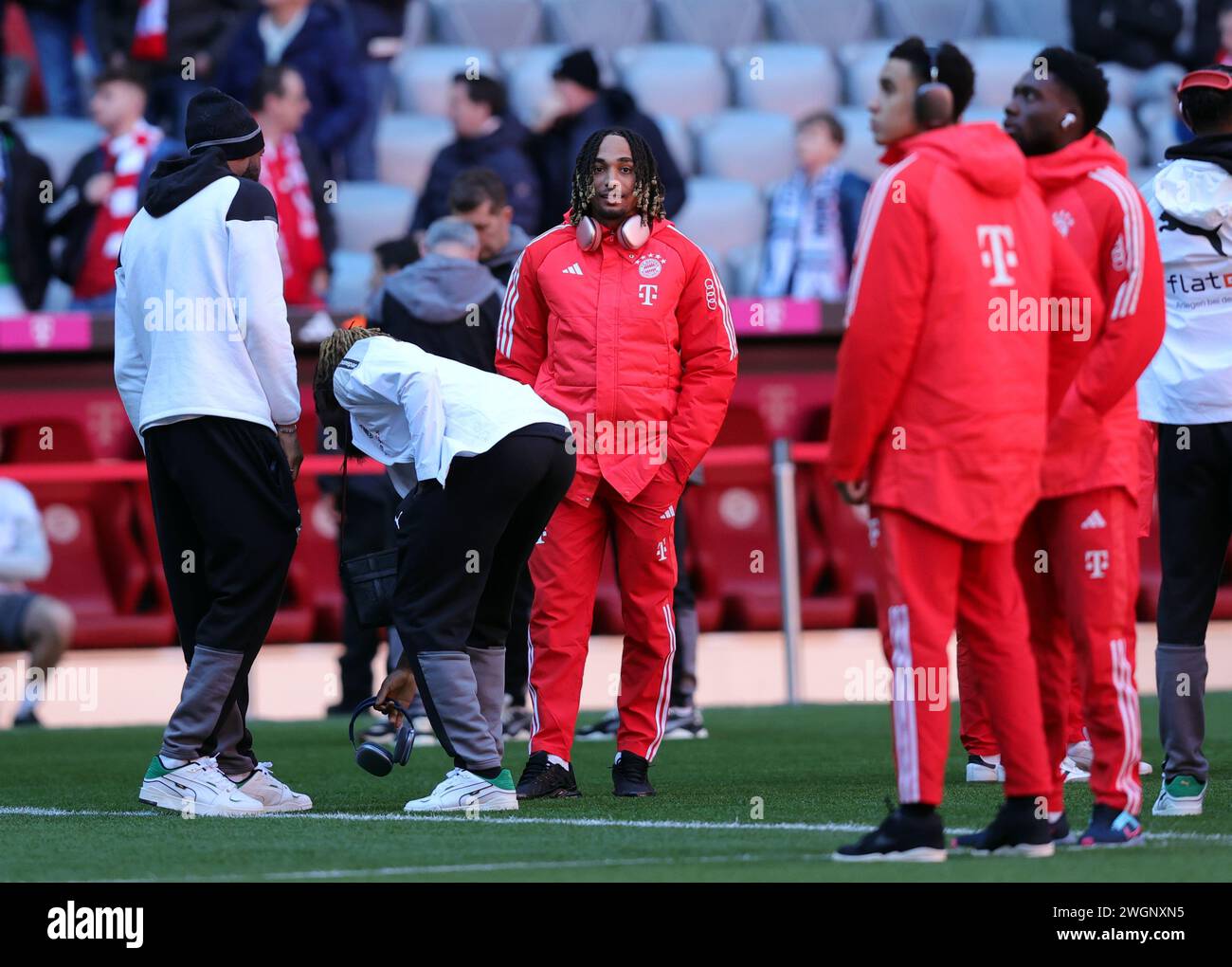 Sacha Boey of FC Bayern Muenchen kommt ins Stadion FC Bayern MŸnchen vs ...