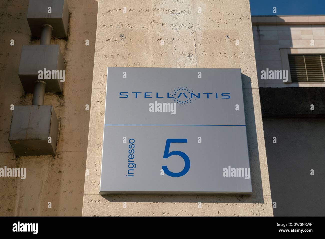 Stellantis logo sign hi-res stock photography and images - Alamy
