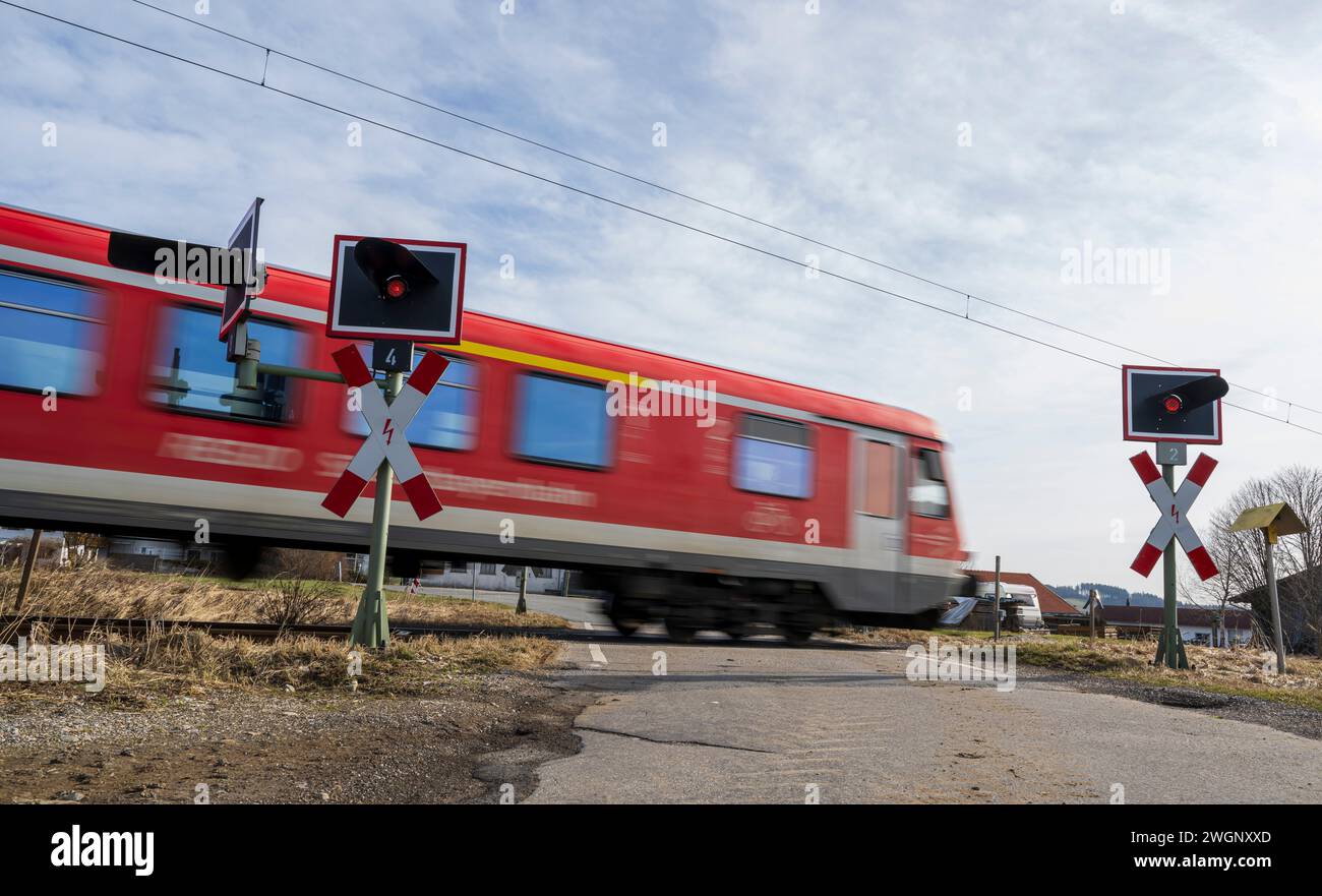Grafing, Germany. 06th Feb, 2024. A regional train drives over an ...