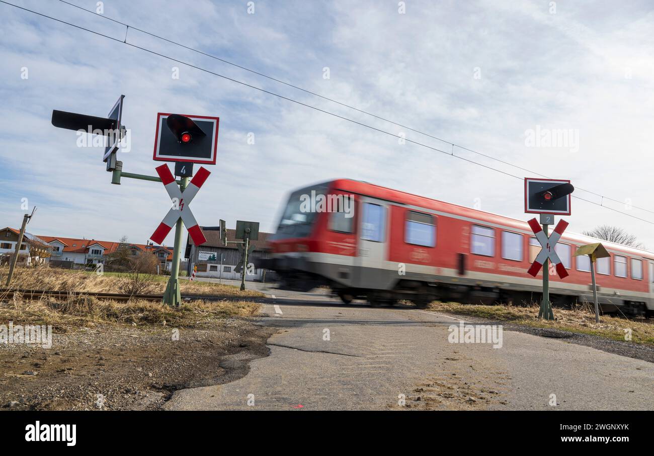 Grafing, Germany. 06th Feb, 2024. A regional train drives over an ...