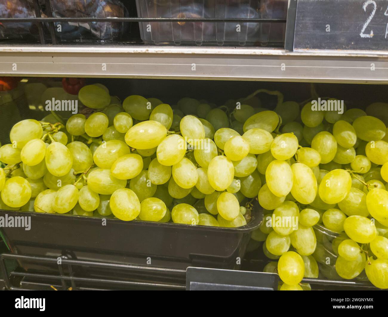 Grapes shelf hi-res stock photography and images - Alamy