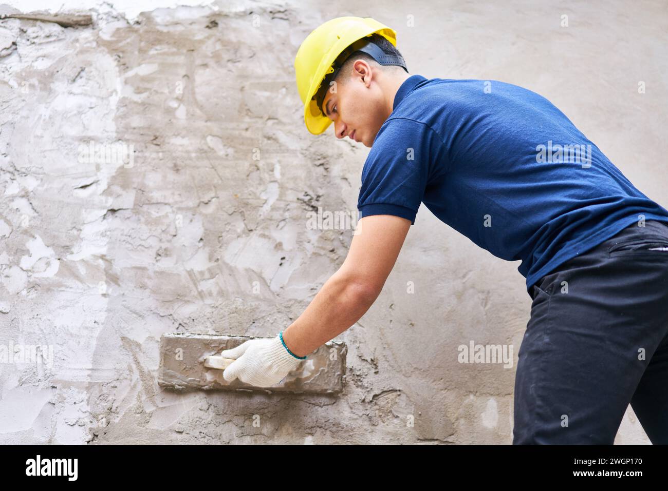 Male labor plastering wall with concrete Stock Photo - Alamy