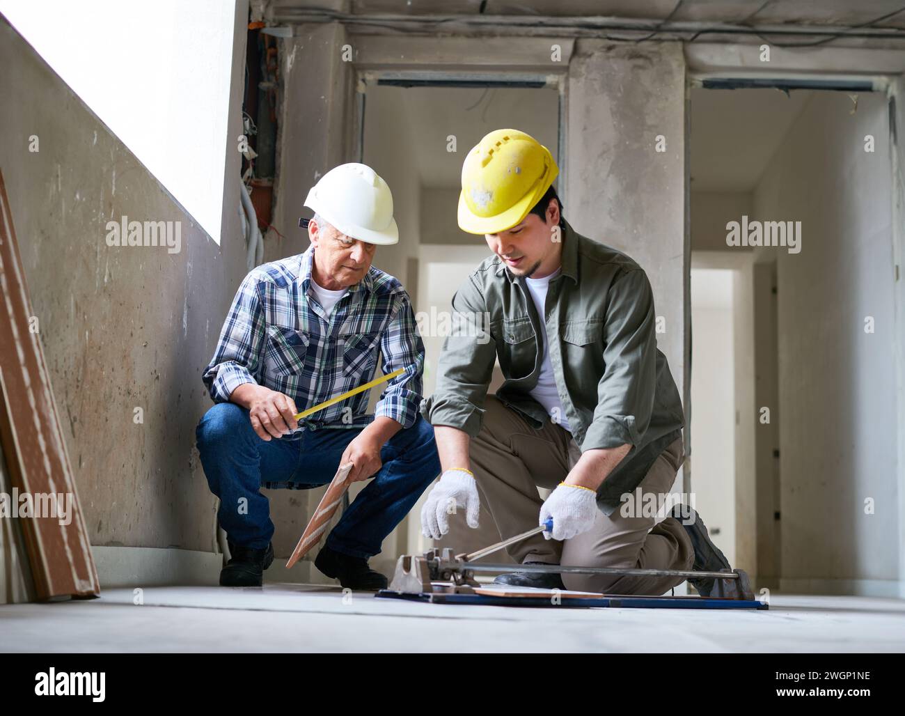 Cutting plank hi-res stock photography and images - Alamy