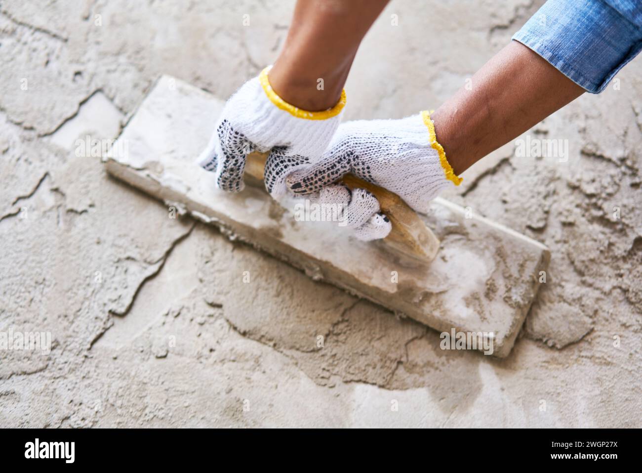 Hands of labor plastering on wall with cement Stock Photo - Alamy