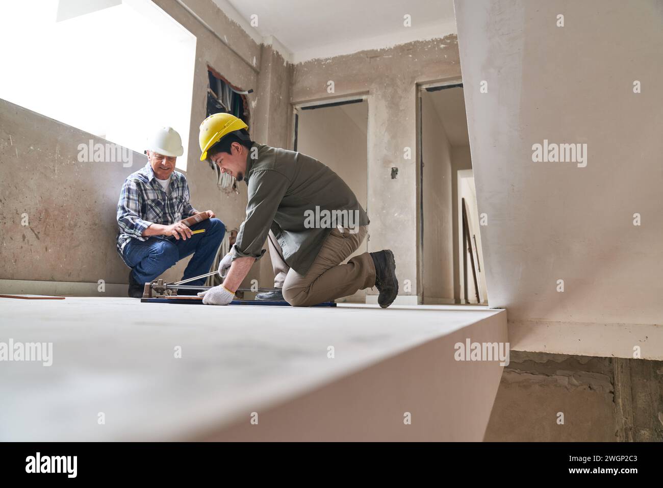 Cutting plank hi-res stock photography and images - Alamy