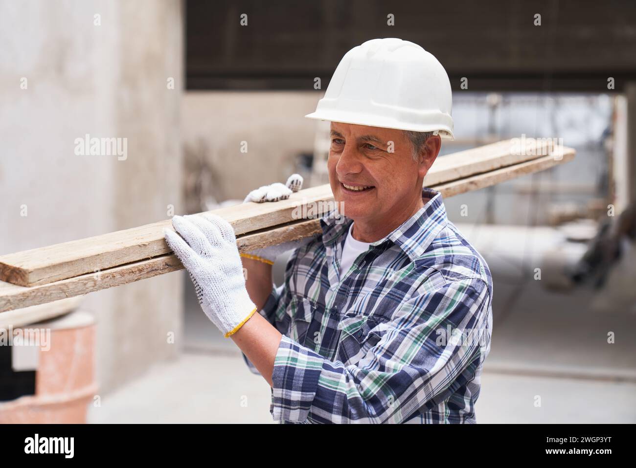 Smiling male carpenter hi-res stock photography and images - Alamy