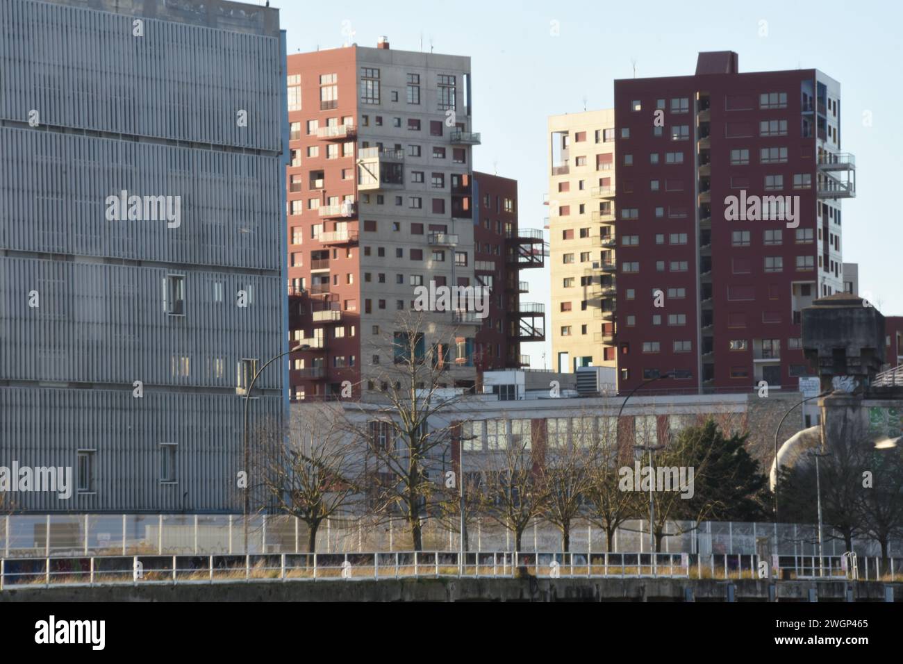 Architecture de Vitry sur Seine au bord de la Seine, Val de Marne ...