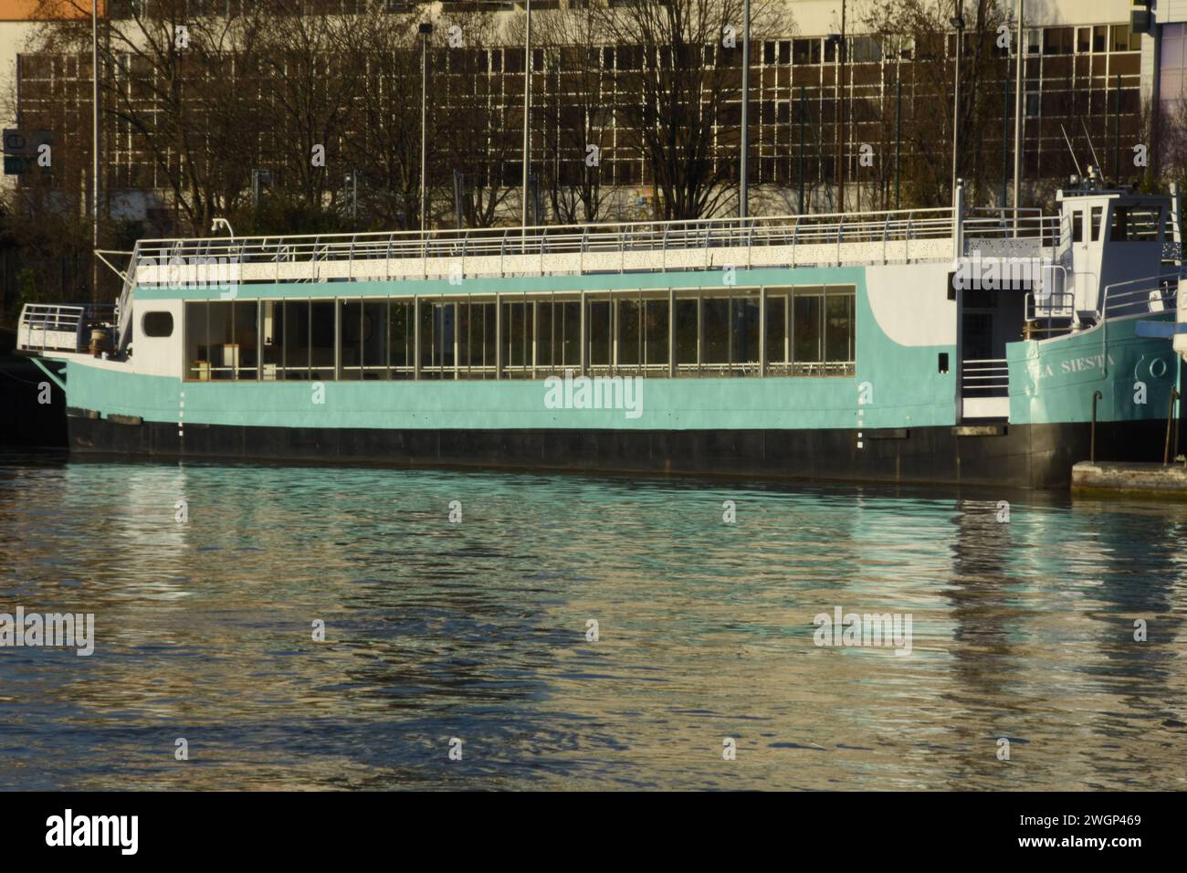Une barque sur la Seine à Alfortville Stock Photo - Alamy