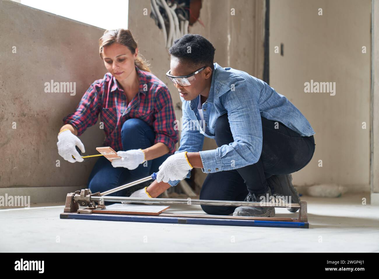 Woman worker crouching hi-res stock photography and images - Alamy