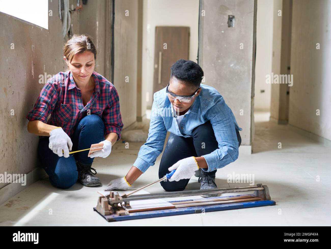 Woman worker crouching hi-res stock photography and images - Alamy