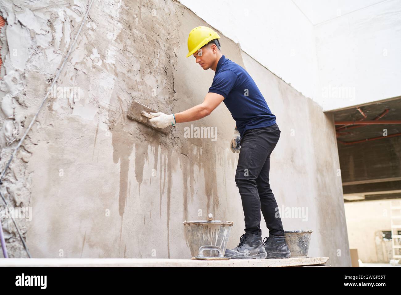 Male labor plastering wall with concrete Stock Photo - Alamy