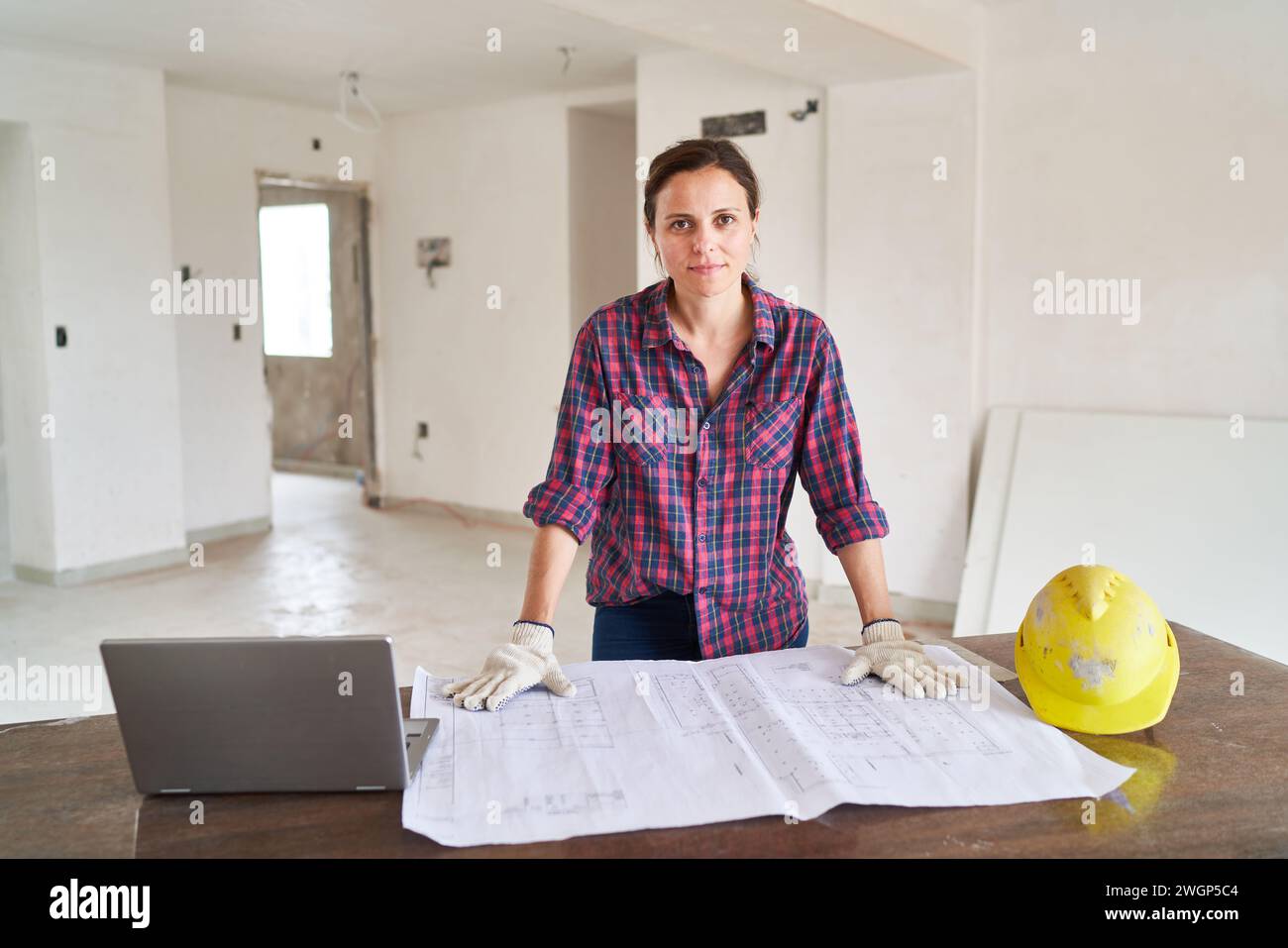 Architect female desk hi-res stock photography and images - Alamy