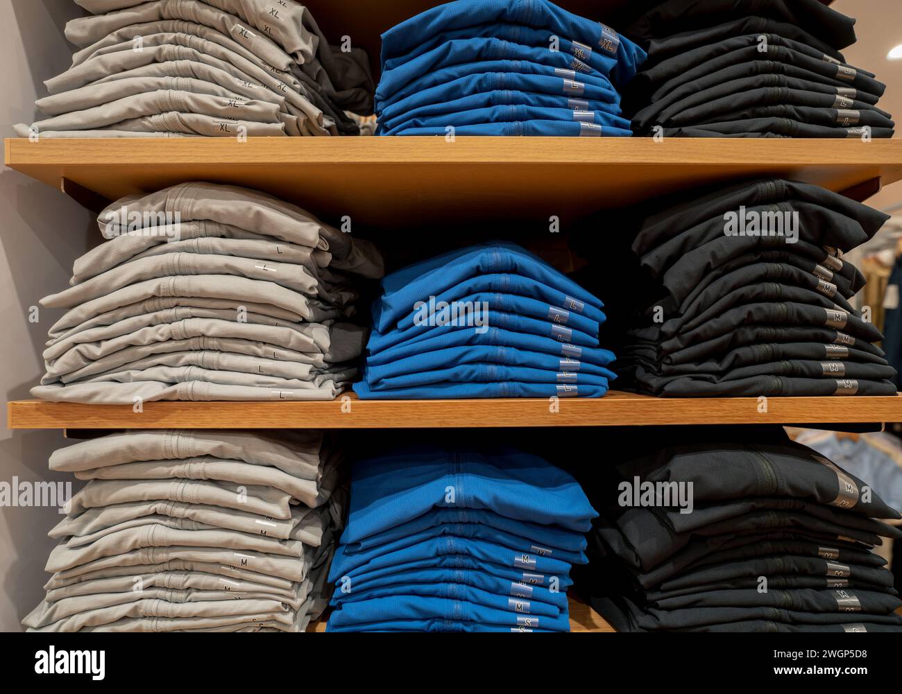 Shelf of clothing hi-res stock photography and images - Alamy