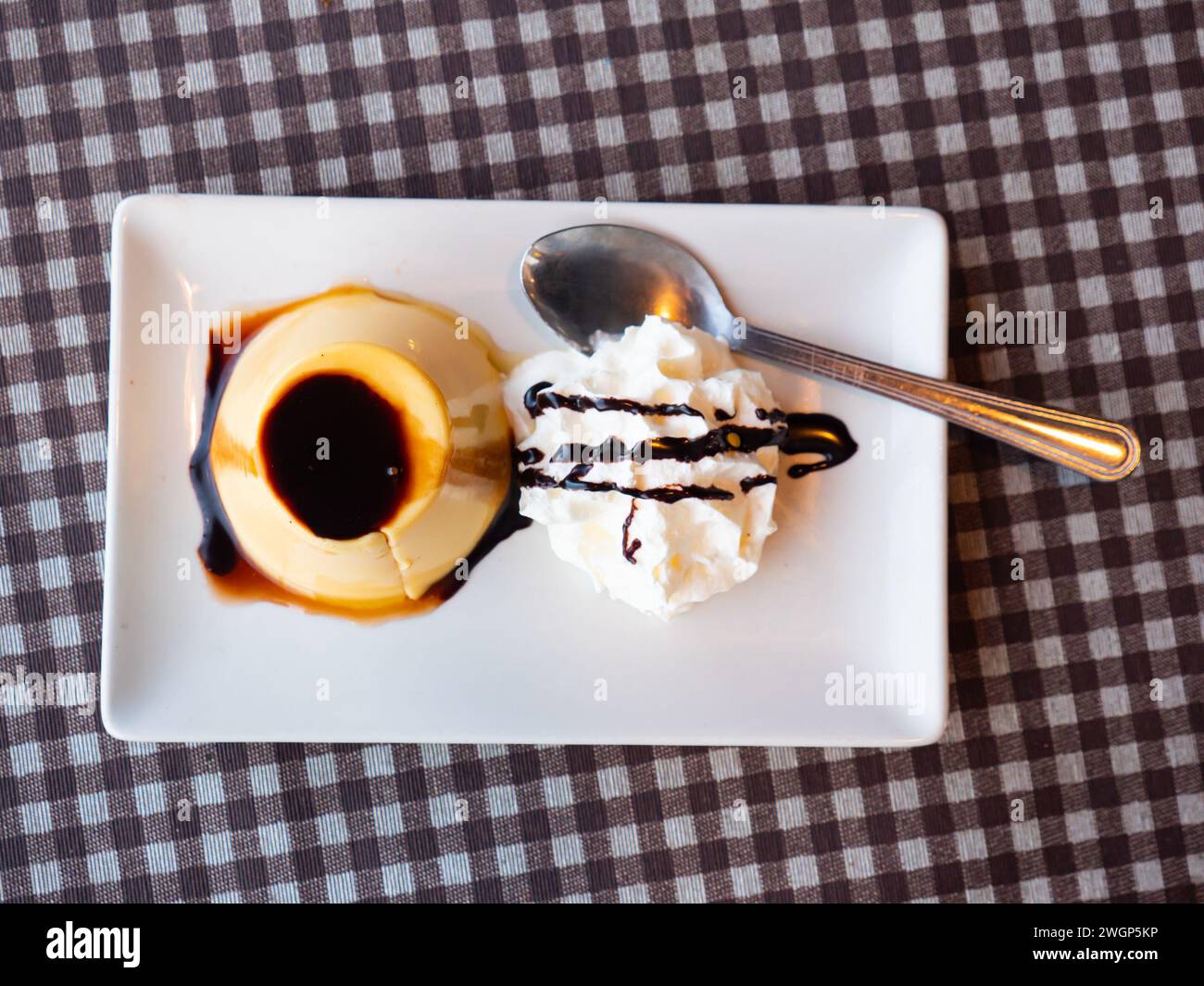 Flan con nata hi-res stock photography and images - Alamy